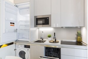 Apartamento Cidade | Cozinha privada | Um frigorífico, um micro-ondas, uma placa de cozinha