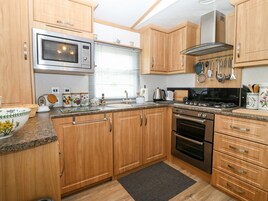 Geladeira, chaleira elétrica, talheres/pratos/utensílios de cozinha