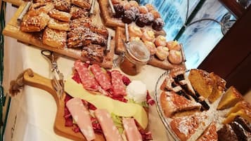 Café da manhã com buffet grátis todos os dias
