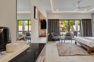 Quarto Duplo Deluxe, vista para a piscina | Cofre no quarto, roupa de cama fornecida 