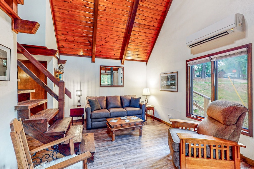 Roomy Mountain-view Cabin With A Loft, Wrap-around Deck, Wifi - Dogs Ok - 비버 호