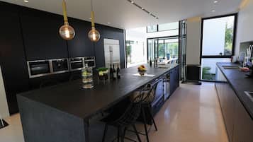 Villa | Cozinha privada | Um frigorífico/congelador grande, um micro-ondas, um forno