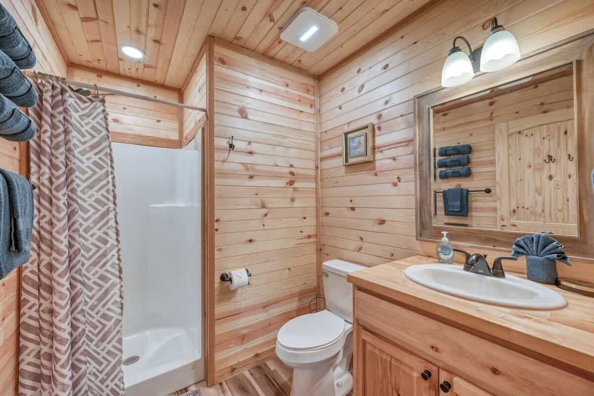 Cabine, várias camas, banheira de hidromassagem grande (682 Old Comfort Ben) | Casa de banho | Toalhas fornecidas 