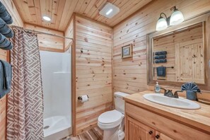 Cabine, várias camas, banheira de hidromassagem grande (682 Old Comfort Ben) | Casa de banho | Toalhas fornecidas 