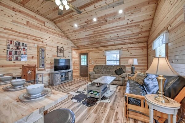 Cozy Cabin Firepit And Grill & 10 Mins To Main St - Luckenbach, TX