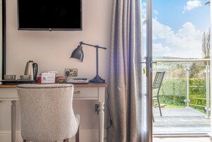 Quarto Duplo Deluxe, casa de banho anexa | Secretária, Wi-fi grátis 