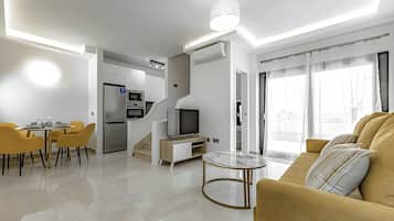 Apartamento superior | Área de estar | TV de tela plana