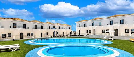 2 piscinas exteriores