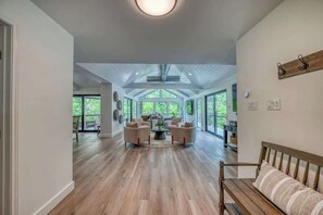 Casa, várias camas, banheira de hidromassagem grande (2865 Edgegrove) | Sala de estar | Televisor