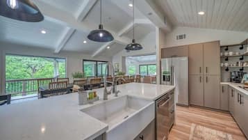 Casa, várias camas, banheira de hidromassagem grande (2865 Edgegrove) | Cozinha privada | Uma cafeteira/bule, uma chaleira elétrica