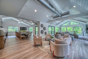 Casa, várias camas, banheira de hidromassagem grande (2865 Edgegrove) | Sala de estar | Televisor