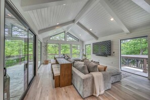 Casa, várias camas, banheira de hidromassagem grande (2865 Edgegrove) | Sala de estar | Televisor