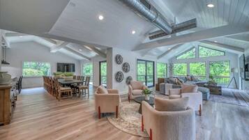 Casa, várias camas, banheira de hidromassagem grande (2865 Edgegrove) | Sala de estar