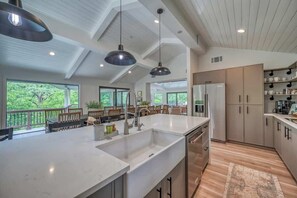 Casa, várias camas, banheira de hidromassagem grande (2865 Edgegrove) | Cozinha privada | Um frigorífico, um micro-ondas, um forno, uma placa de cozinha