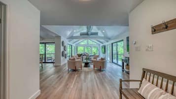 Casa, várias camas, banheira de hidromassagem grande (2865 Edgegrove) | Sala de estar