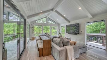 Casa, várias camas, banheira de hidromassagem grande (2865 Edgegrove) | Sala de estar