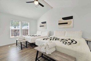 Casa, várias camas, varanda (#18 3567 US 290 E) | 1 quarto, individualmente decorados, individualmente mobiliados