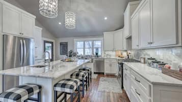 Casa, várias camas, pátio, Vista para a cidade (211 E Orchard St) | Cozinha privada | Uma cafeteira/bule, uma chaleira elétrica