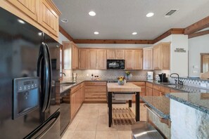 Casa, várias camas, varanda (465 Bear Crk M & B) | Cozinha privada | Geladeira, micro-ondas, fogão, cooktop