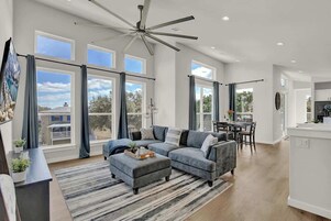 Casa, várias camas, acesso à piscina (502 Venture Blvd S) | Área de estar