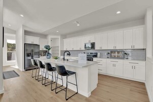 Casa, várias camas, acesso à piscina (502 Venture Blvd S) | Cozinha privada | Cafeteira/chaleira, chaleira elétrica