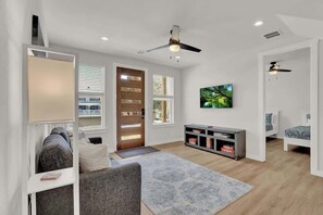 Casa, várias camas, acesso à piscina (502 Venture Blvd S) | Sala de estar