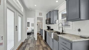 Casa, 1 cama king-size, pátio (#23 3567 US 290 E) | Cozinha privada | Uma cafeteira/bule