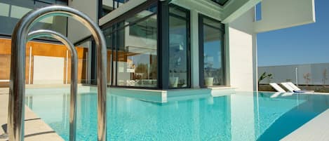 Vila, 3 quartos, piscina particular, vista para o jardim | Piscina | Piscina externa