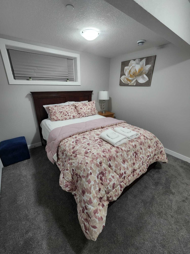 Emerald Guest Suite.14 Mins From Yyc Airport With Nearby Restaurants N Amenities - Airdrie
