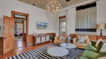 Casa, várias camas, banheira de hidromassagem grande, Vista para a cidade (501 W San Antonio St) | Sala de estar