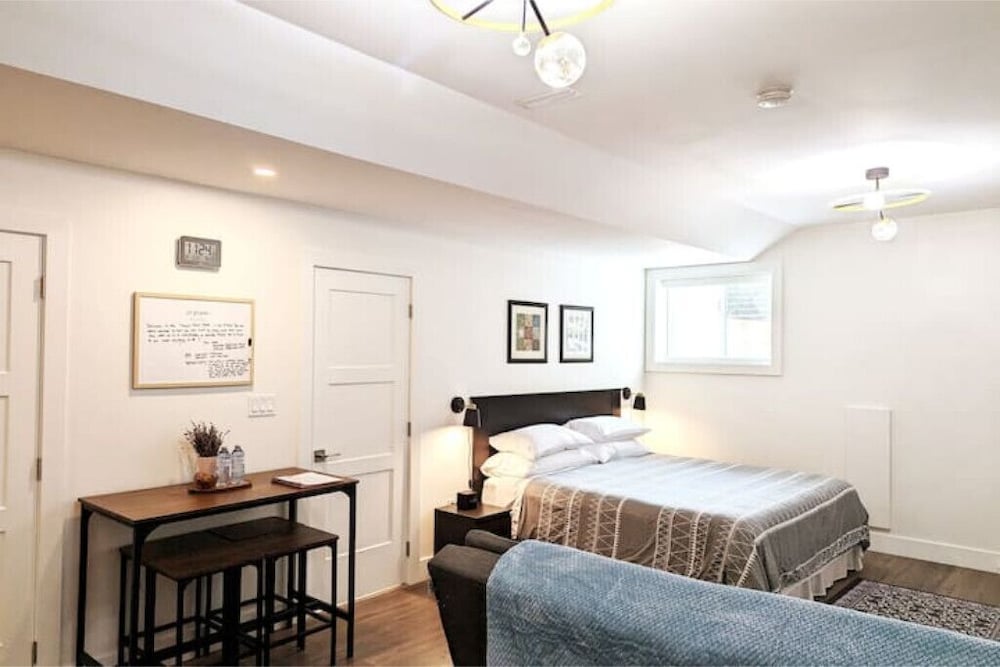 Licensed Studio King Bed + Heated Salt Pool + Hot Tub - Kelowna