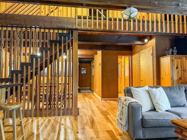 9 Beds W/ Hot Tub, Walkable, Backs To National Forest & Near Shuttle - Mount Hood, OR