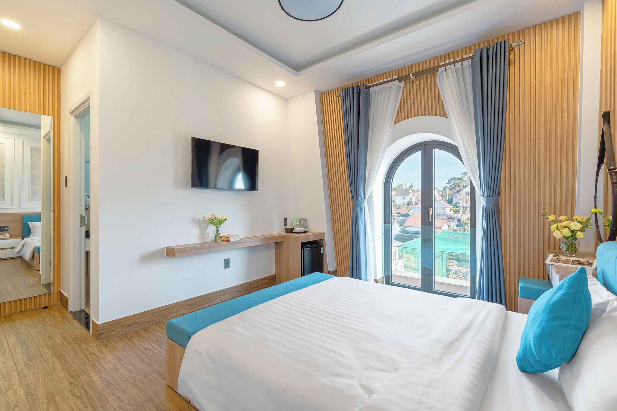 Quarto solteiro superior, 1 cama Queen | Camas com colchões de espuma com sistema de memória