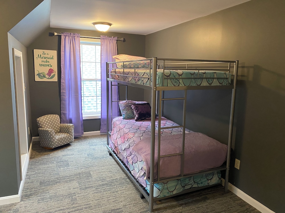 Bar Harbor 5 Bedroom 3 Bath With Hot Tub And Large Backyard - Maine