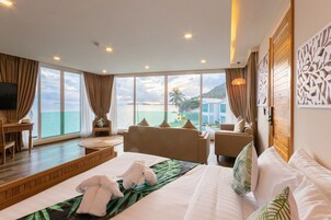 Suite Villa Sea View | Minibar com produtos grátis, cofre no quarto