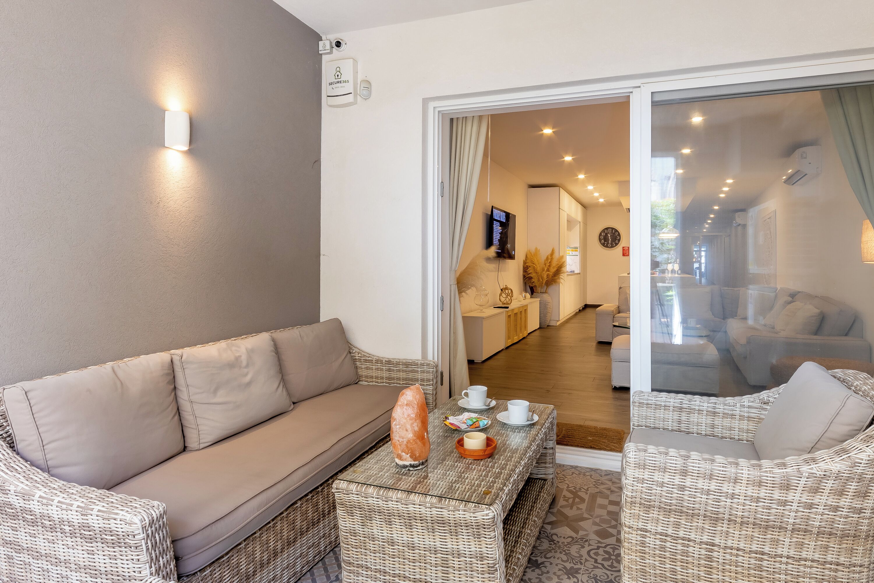 Apartamento família, 3 quartos, 2 banheiros (Modern Beautiful Pool And Sea Apt) | Área de estar | TV