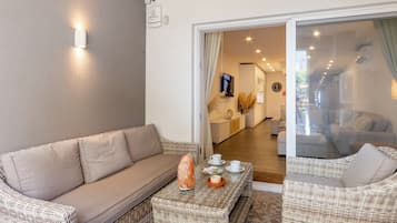 Apartamento família, 3 quartos, 2 banheiros (Modern Beautiful Pool And Sea Apt) | Área de estar | TV
