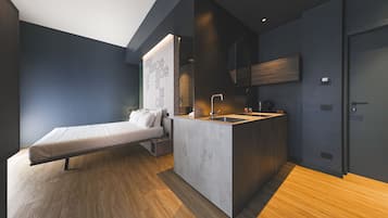 Quarto Superior, 1 quarto, não fumadores, Vista para a cidade | 1 quarto, cofre no quarto, com mobília individualizada, secretária