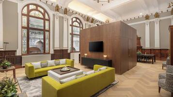 Cofre no quarto, secretária, cortinas/cortinados opacos