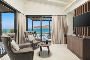 Suite with Sea View, Private Pool and Hammam | Cofre com capacidade para portátil, secretária 