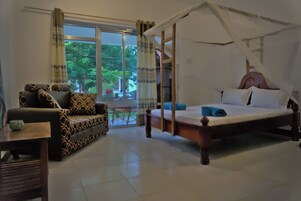 Quarto família, vista para o jardim, de frente para a praia | Cofres nos quartos, individualmente decorados