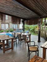 Vistas para a piscina, aberto todos os dias 