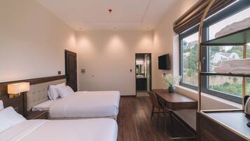 Quarto Duplo Deluxe, várias camas | Camas de colchão pillowtop, minibar, secretária