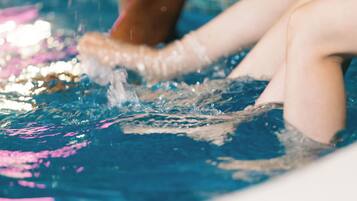 Um close-up de uma piscina com água espalhando.