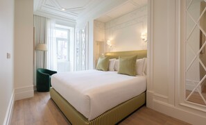 Quarto Deluxe | Minibar, cofre no quarto, com decoração personalizada 