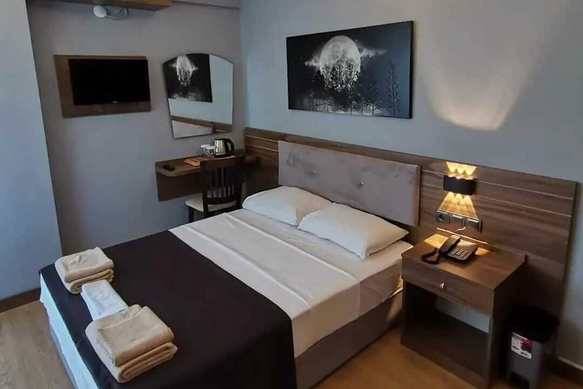 Quarto casal standard, 1 cama de casal, vista para o jardim | Lençóis italianos Frette, roupas de cama premium, cofres nos quartos