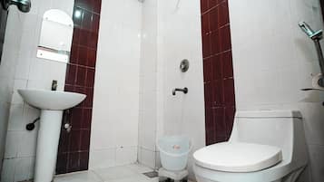 Quarto casal luxo | Banheiro | Chuveiro, toalhas de banho