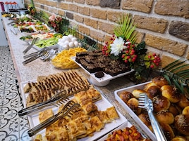 Pequeno-almoço tipo buffet diário mediante uma taxa