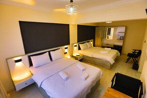 Quarto quádruplo standard | Cofres nos quartos, individualmente decorados
