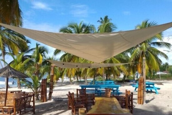 Serviço de café da manhã e jantar, vistas para a praia